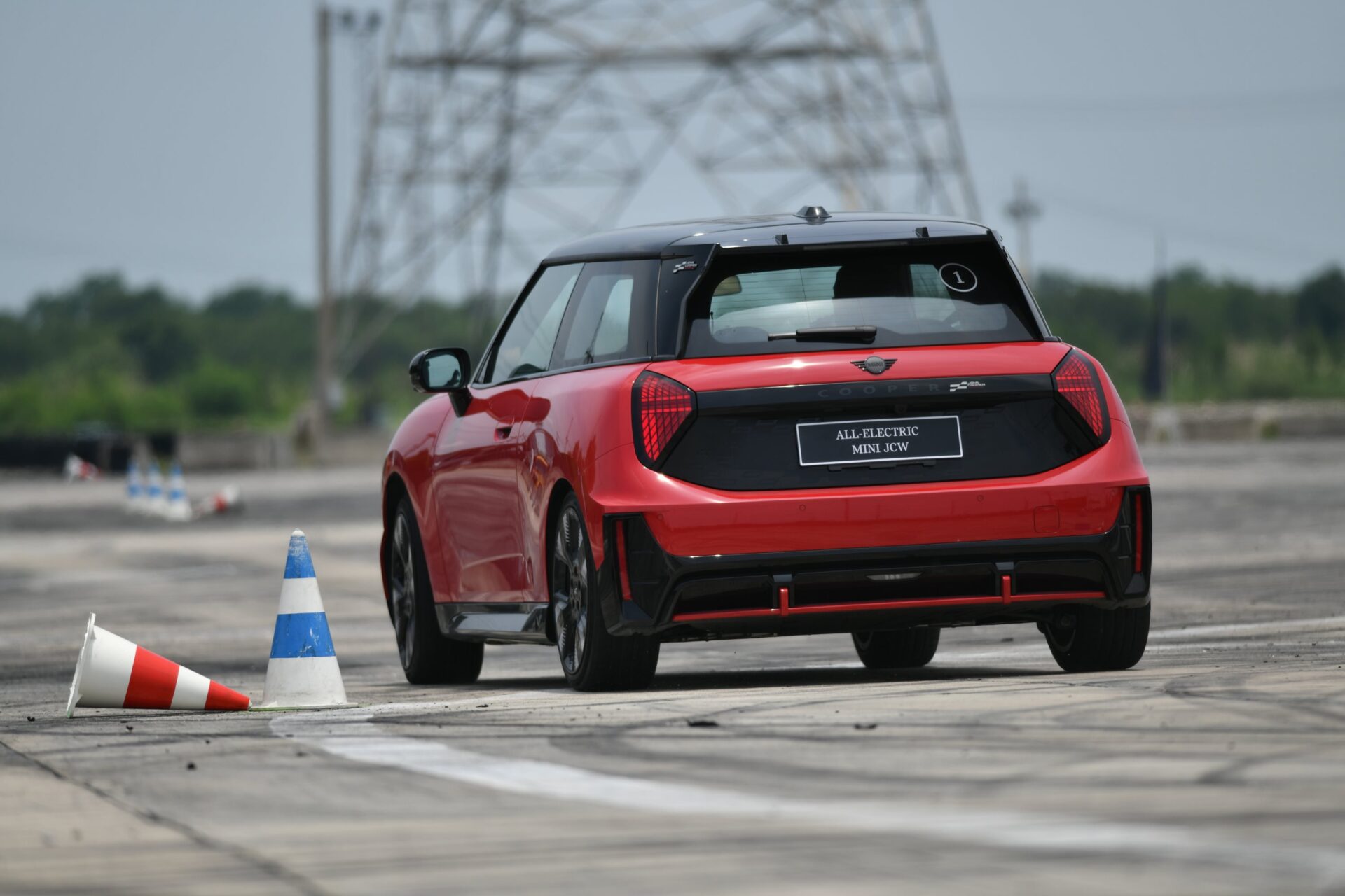 มินิ ประเทศไทย พามินิสเตอร์ปลุกความเป็นนักแข่งใน MINIJohn Cooper Works ...